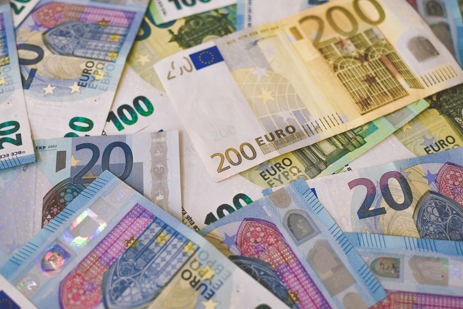 How does use of the US dollar and Euro compare? | World Economic Forum