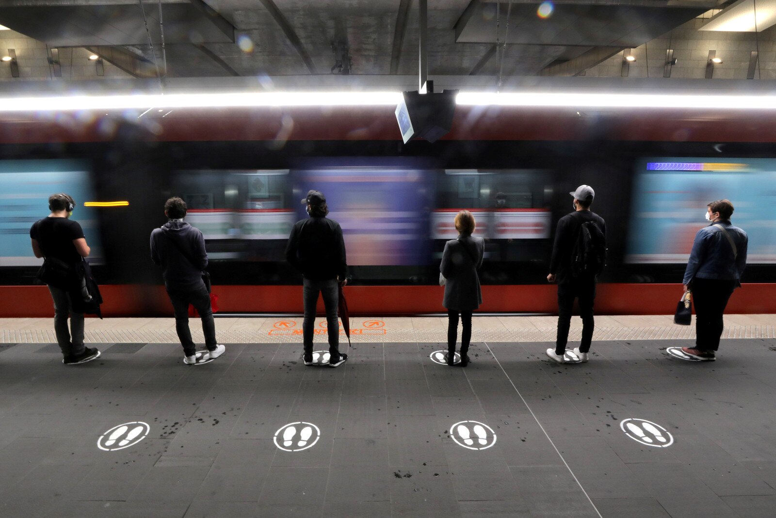 How do COVID-19 lockdowns impact the economy? | World Economic Forum