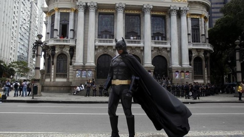 Kids perform better during boring tasks when dressed as Batman, new ...