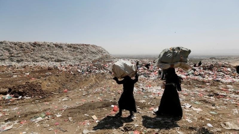 Una barrera casera para detener toneladas de basura | Foro Económico ...