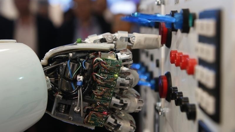 The robot that learns on the job | World Economic Forum