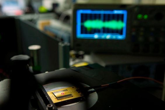 This is the world's smallest radio. It's inside a diamond | World ...